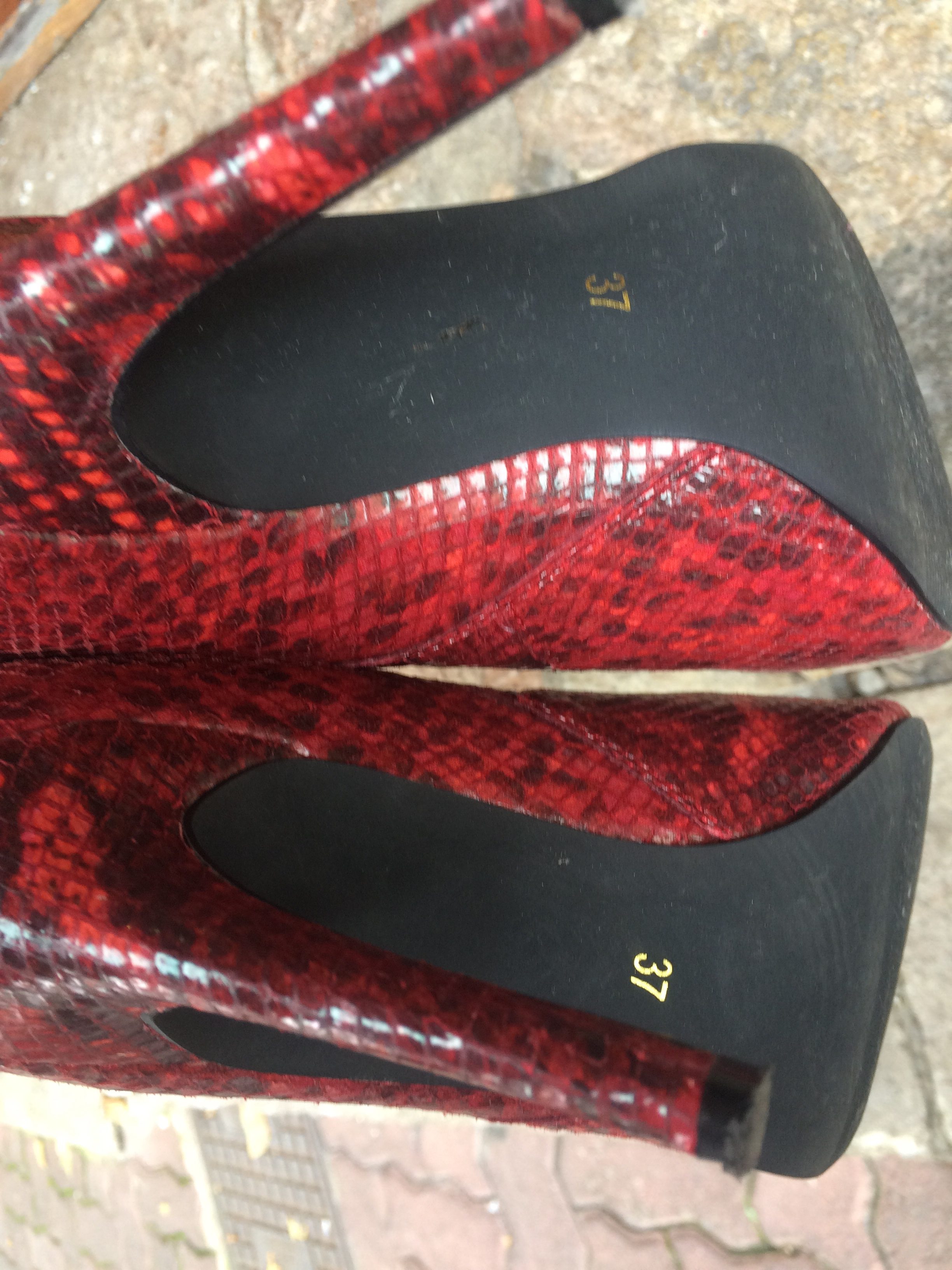 Bottines en cuir façon serpent rouges d'occasion à talon pas cher