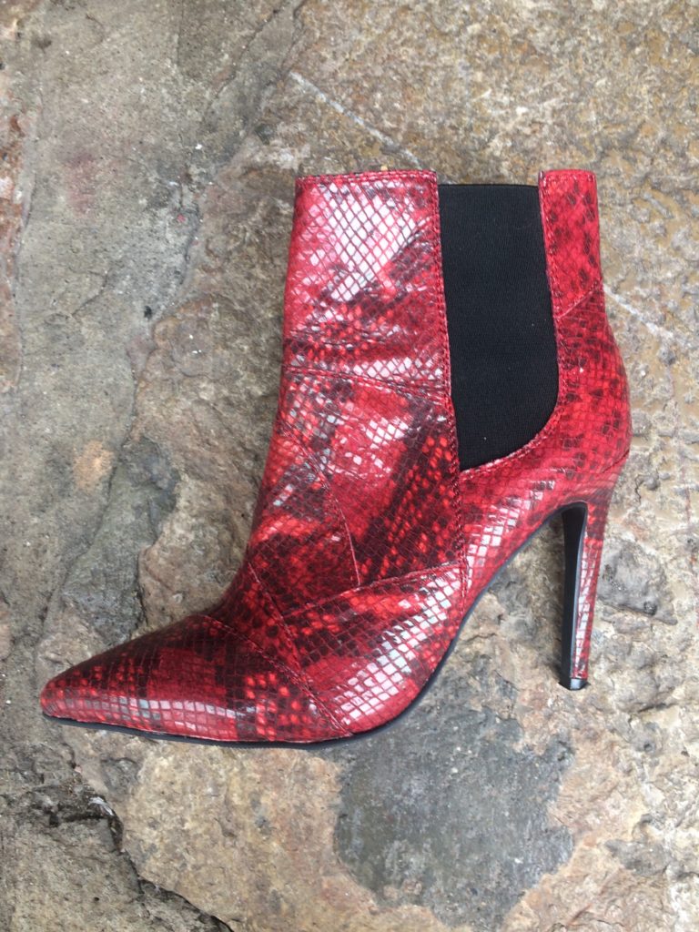 Bottines en cuir façon serpent rouges d'occasion à talon pas cher